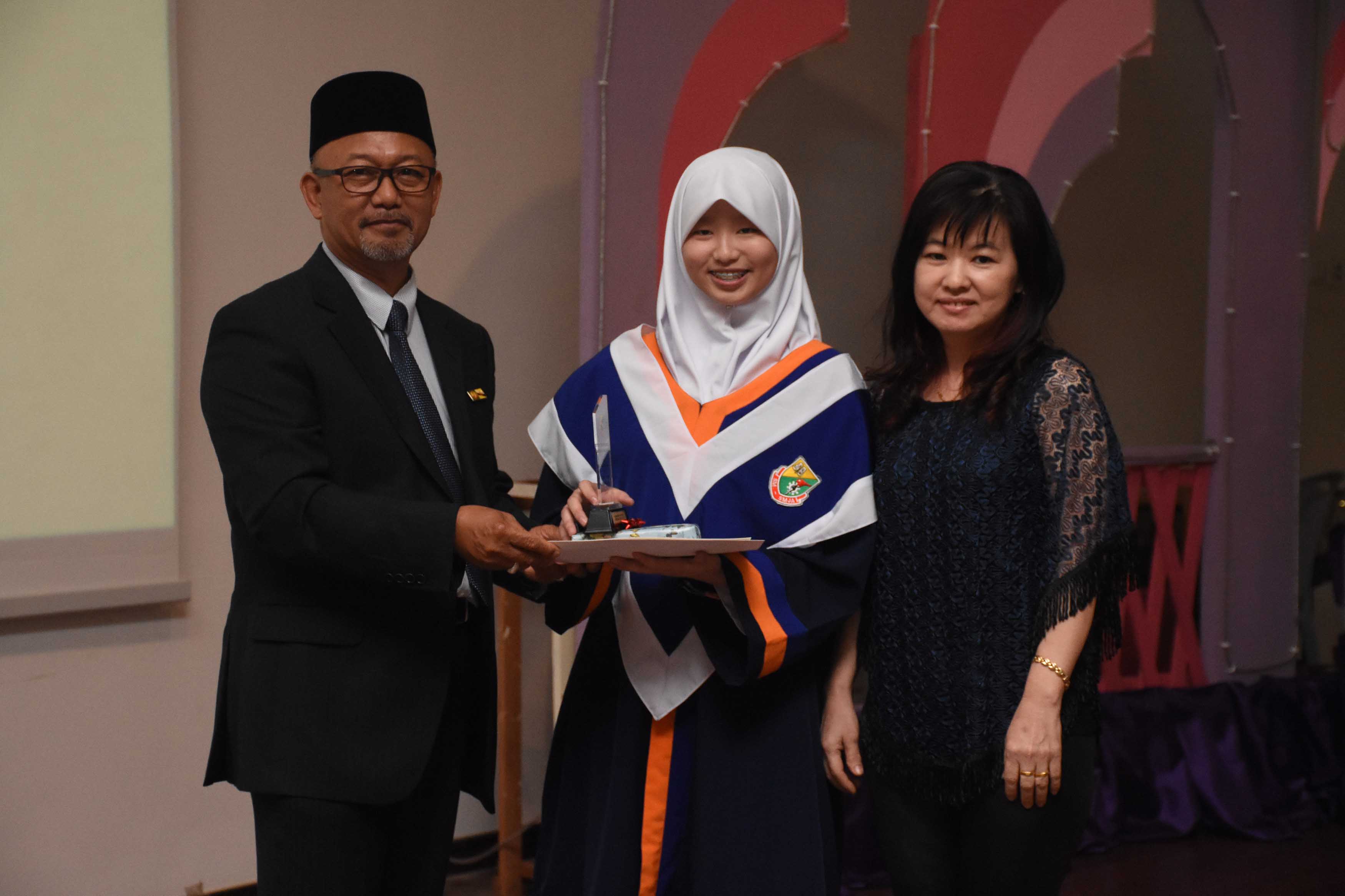 Berita - SM SMJA raikan pelajar cemerlang Peperiksaan...