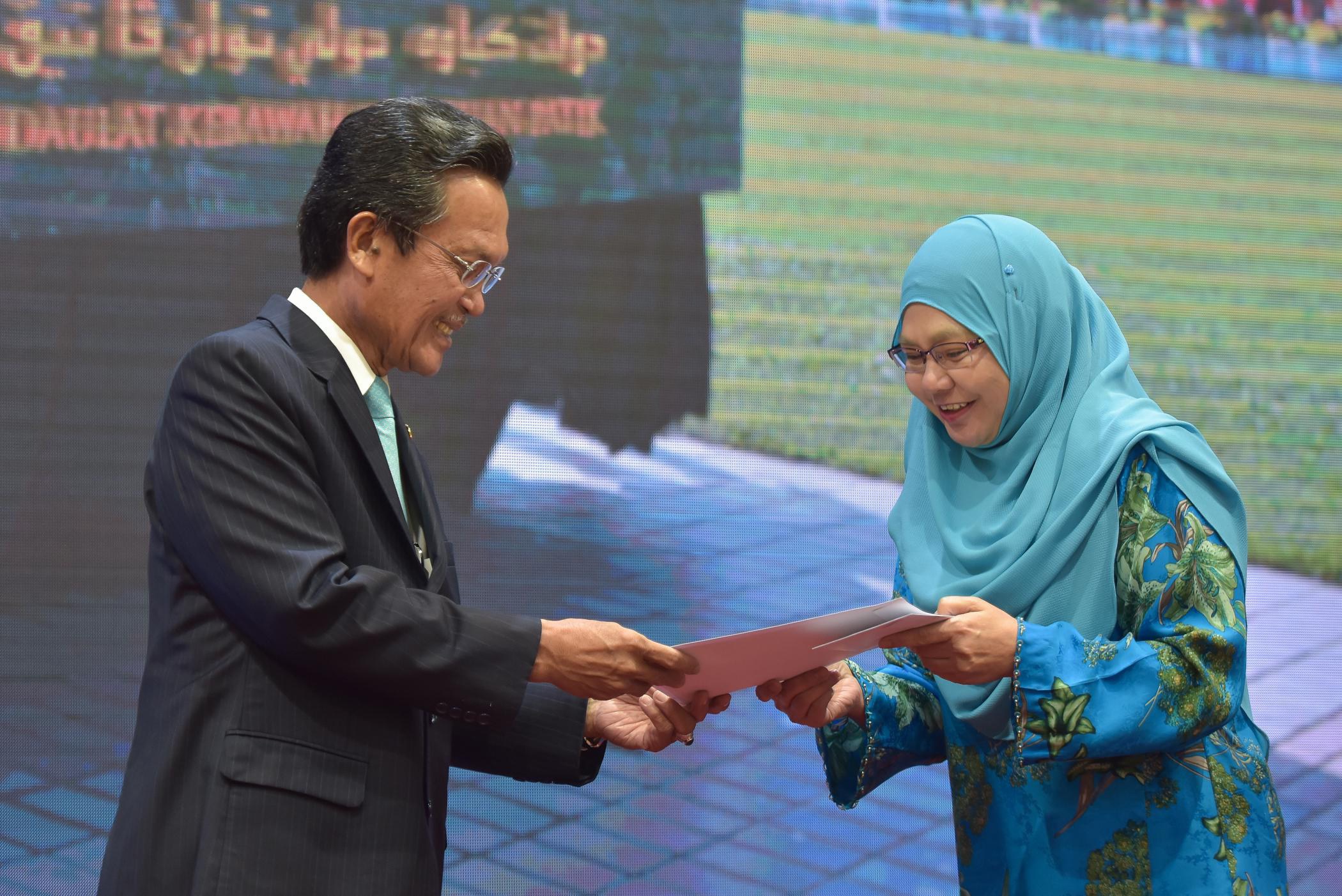 Berita - NBT Brunei juara Kategori Perarakan Kapal-Kapal...