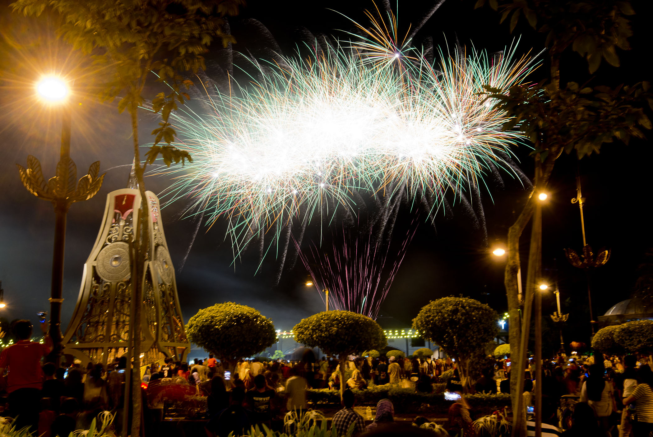 Berita - Persembahan Bunga Api serikan suasana perayaan...