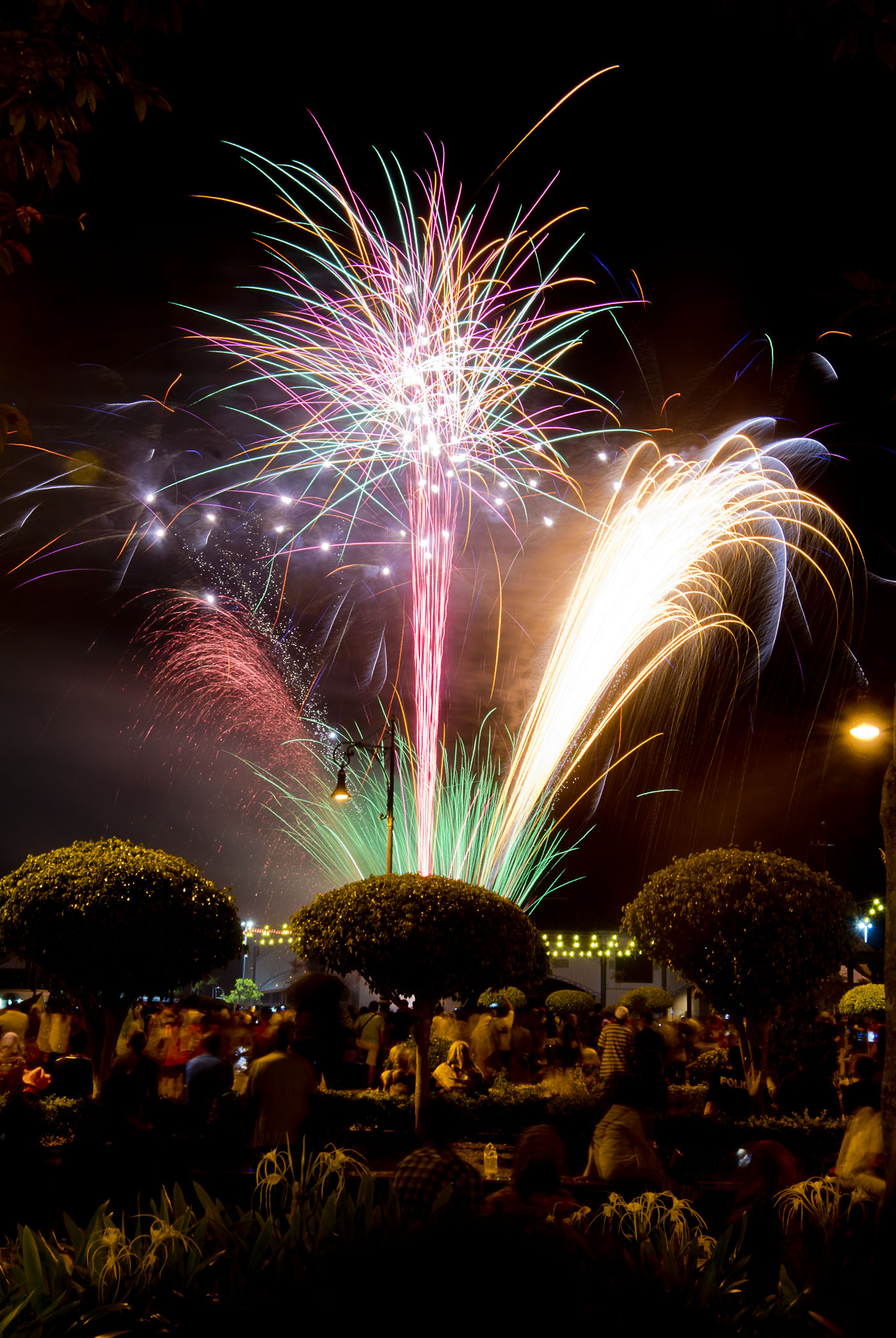 Berita - Persembahan Bunga Api serikan suasana perayaan...