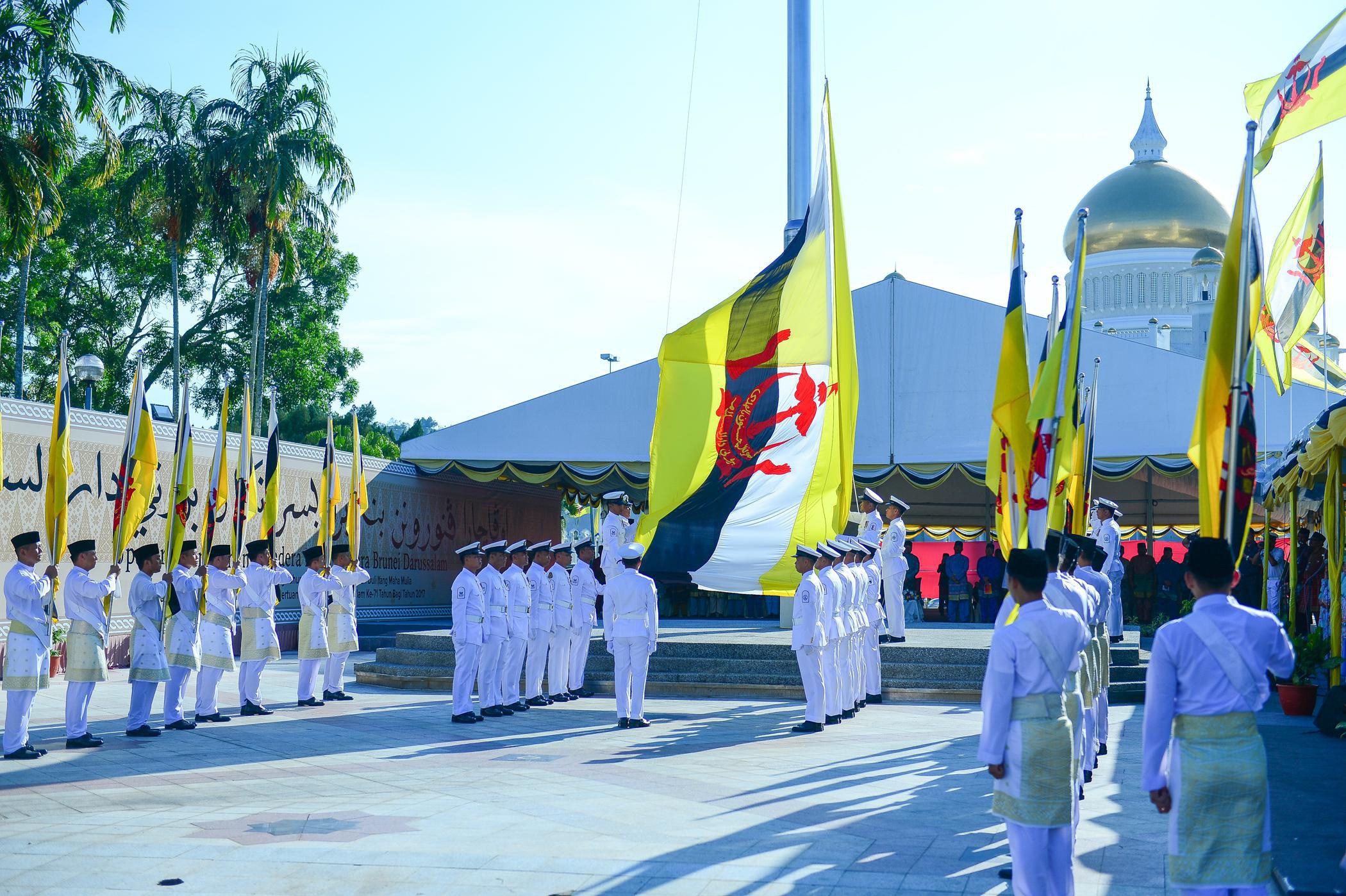 Berita - Upacara penurunan bendera besar di ibu negara...