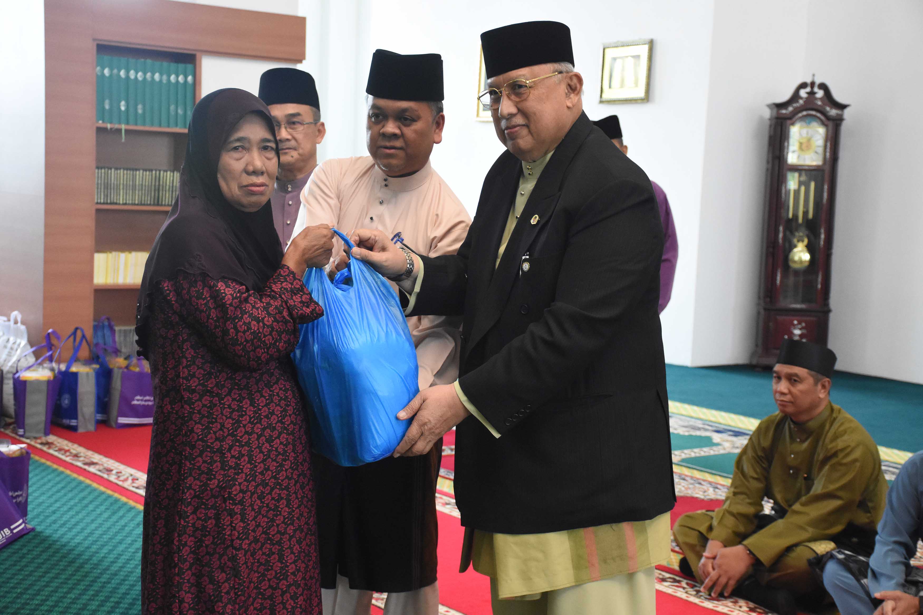 Berita - Golongan Asnaf Fakir Miskin terima bantuan...