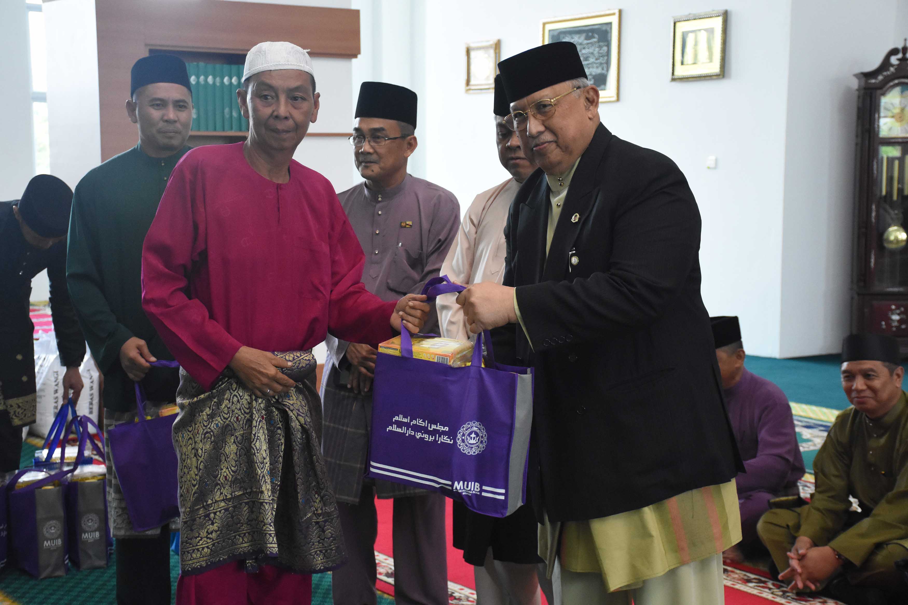 Berita - Golongan Asnaf Fakir Miskin terima bantuan...