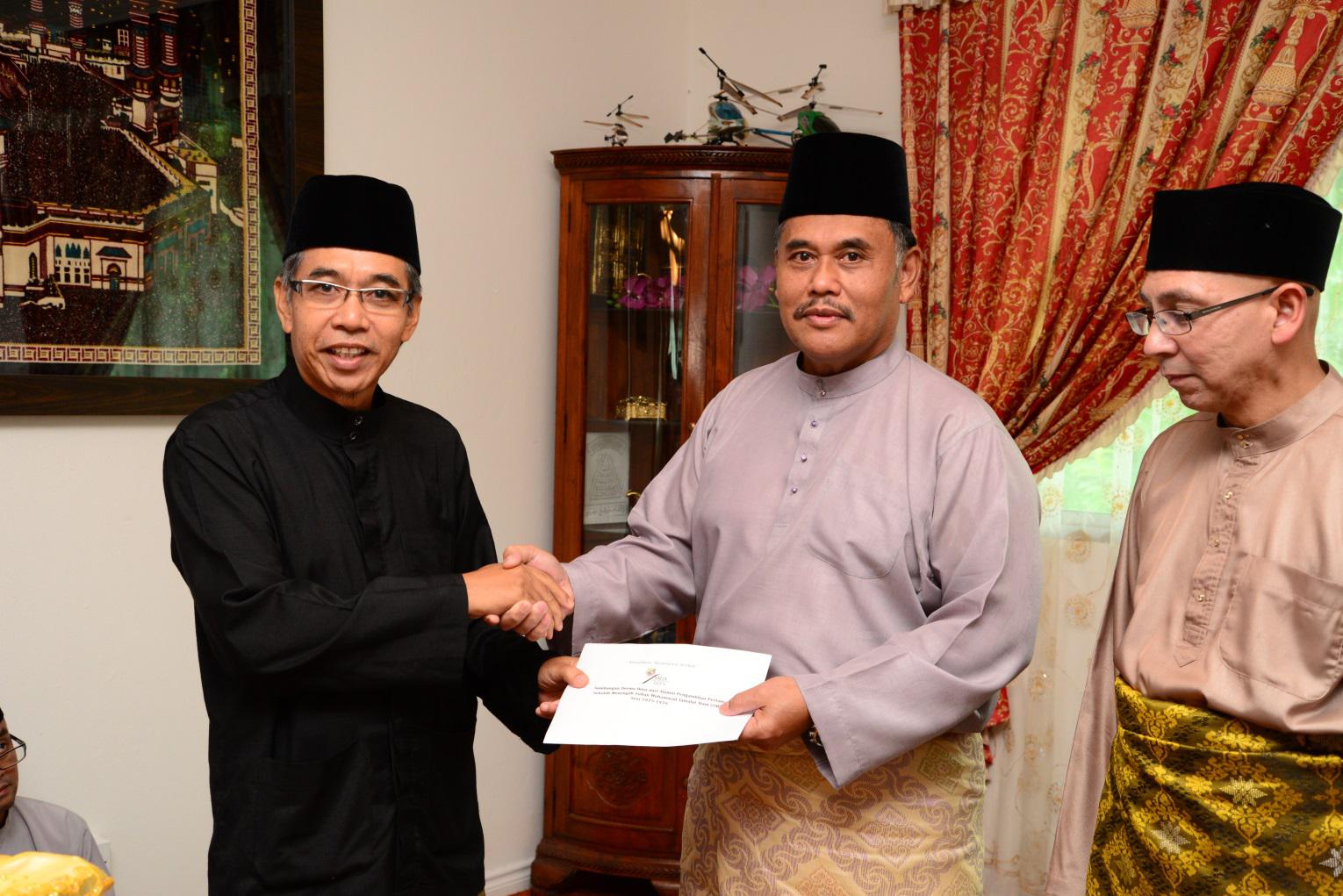 Berita - Bekas penuntut SMJA sumbangkan derma Tabung...