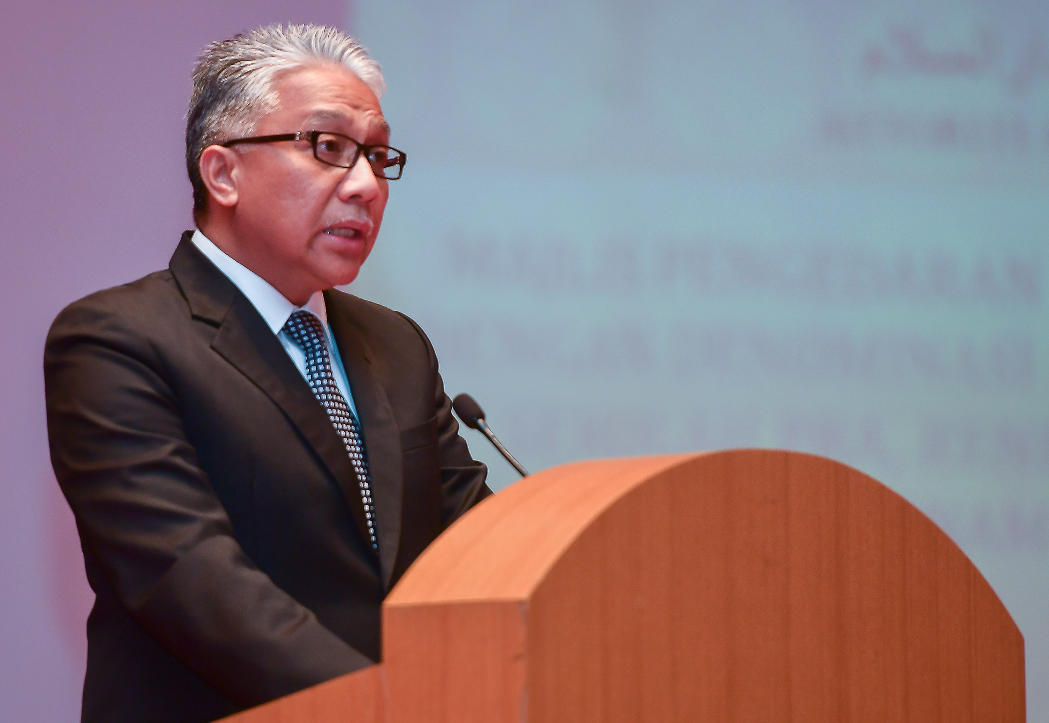 Berita - AMBD edarkan duit syiling 50 sen Jubli Emas...