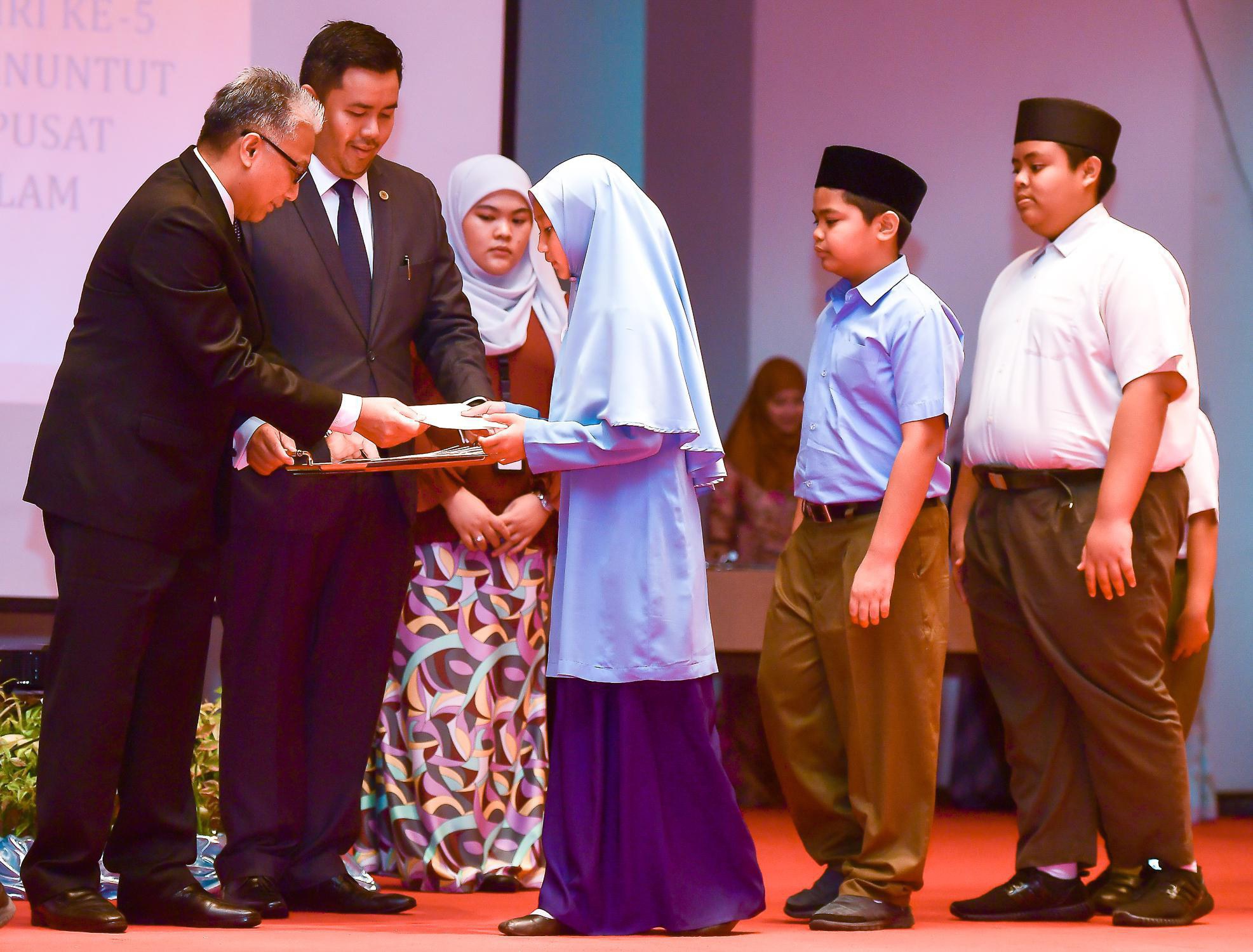 Berita - AMBD edarkan duit syiling 50 sen Jubli Emas...