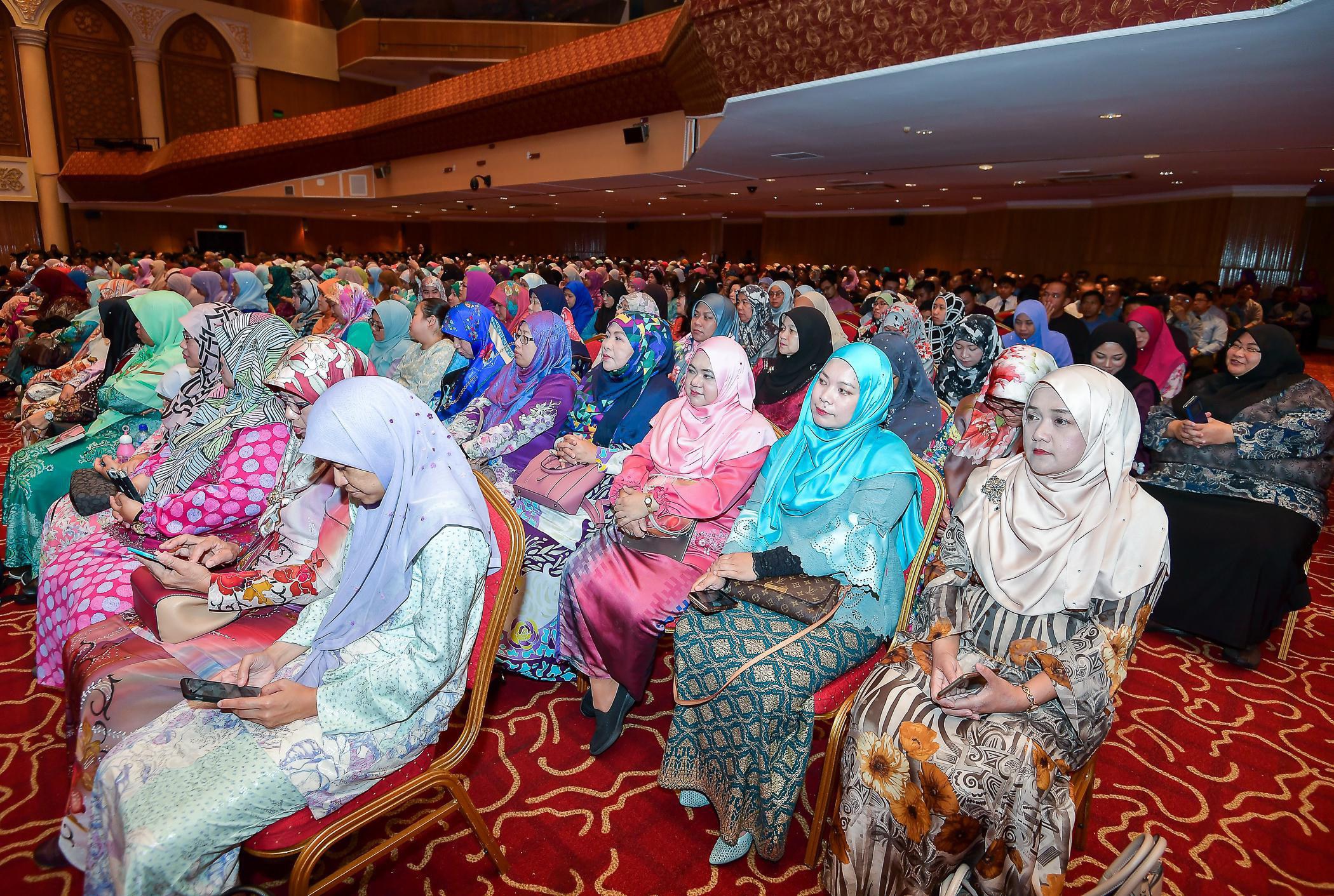 Berita - AMBD edarkan duit syiling 50 sen Jubli Emas...