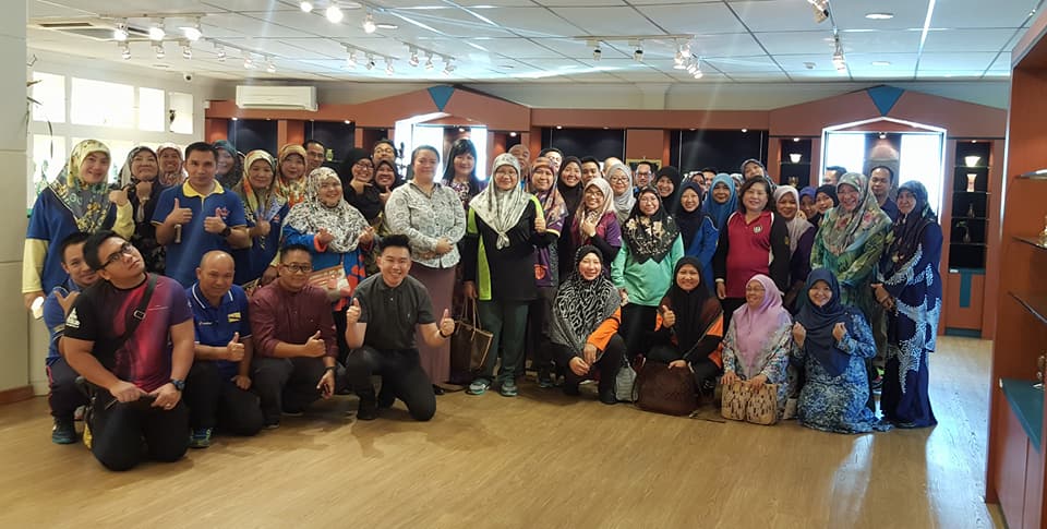 Berita - 40 guru melawat Syarikat Mahkota Crystal