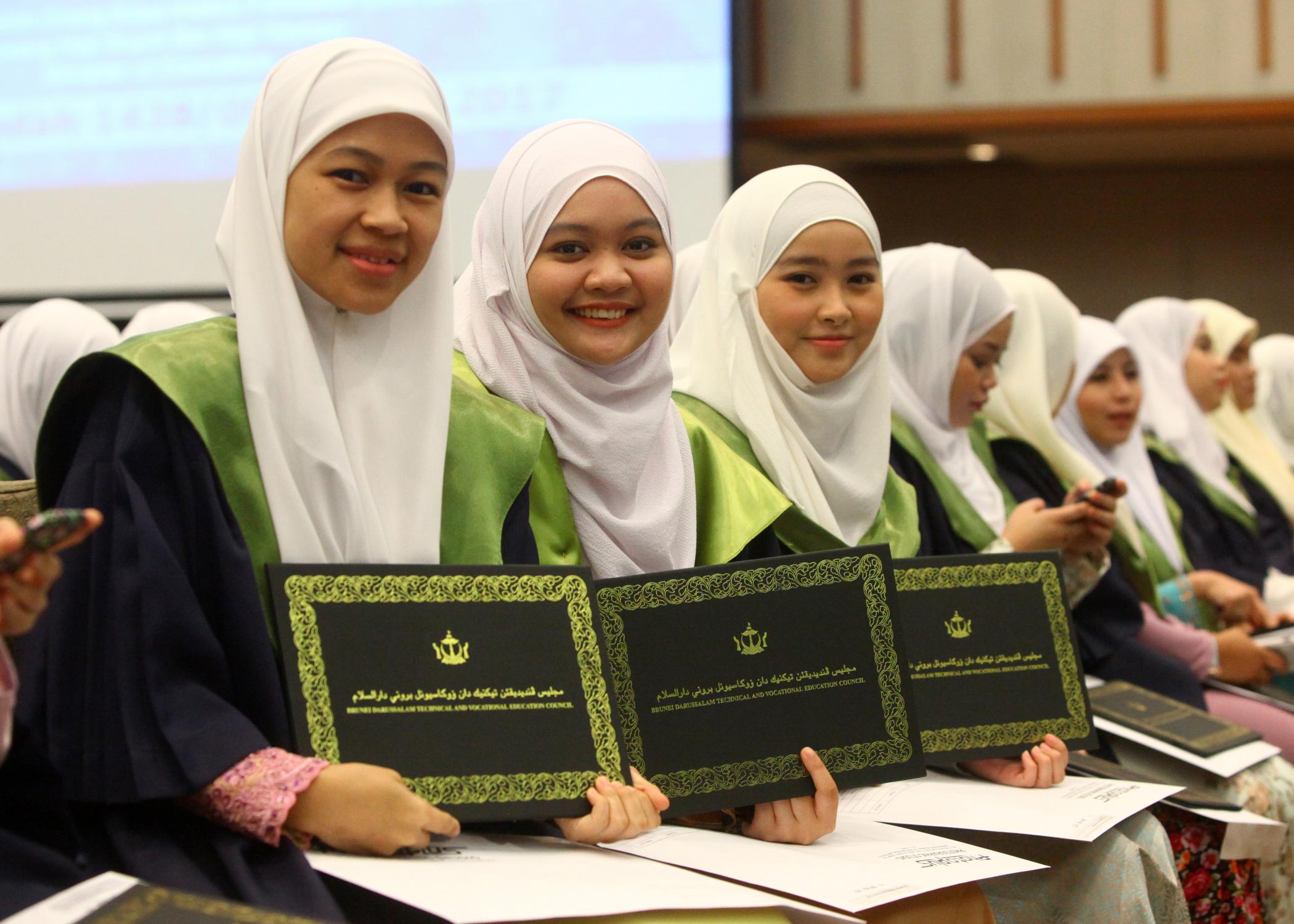 Berita - Konvokesyen 373 graduan Kolej Antarabangsa...