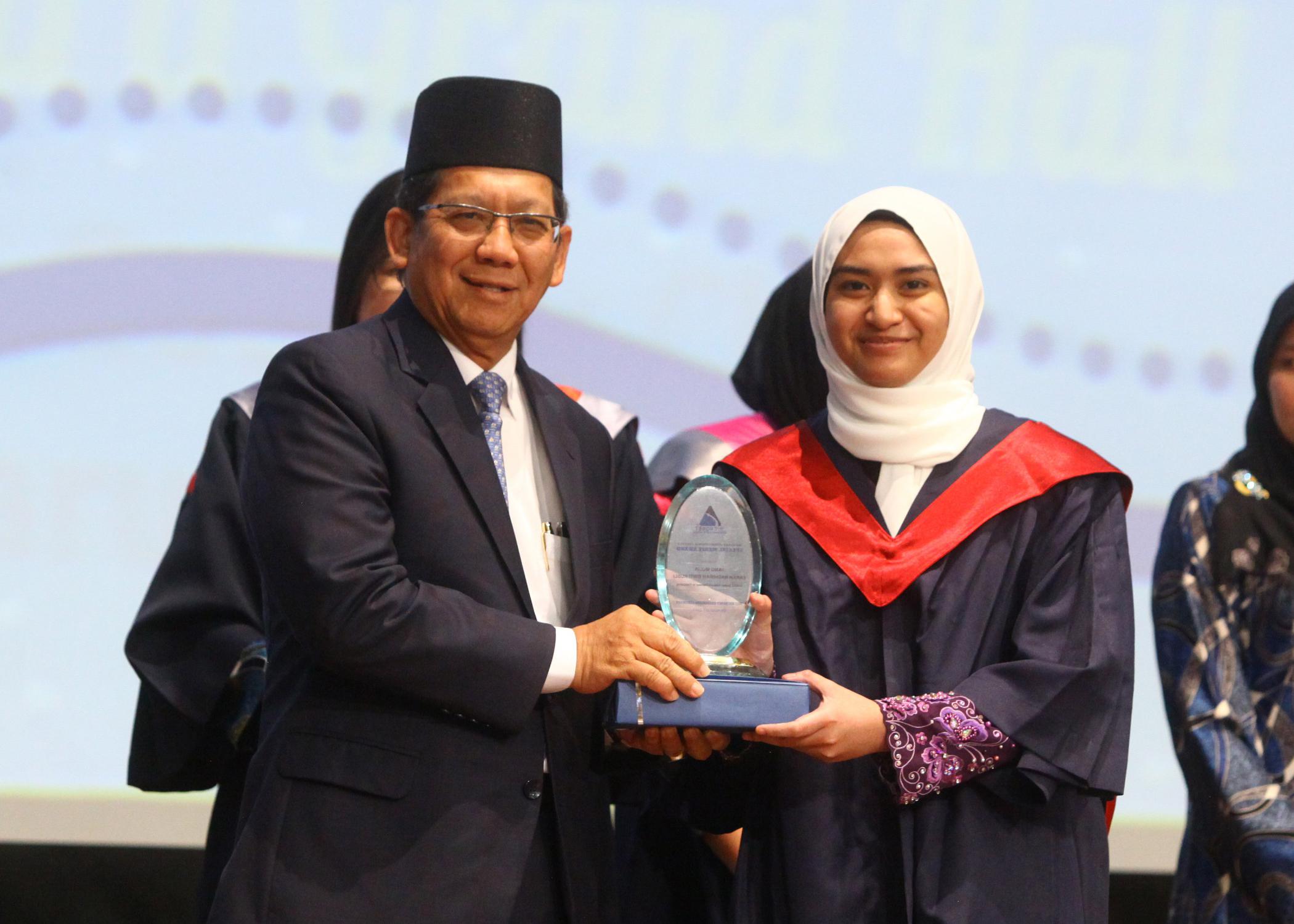 Berita - Konvokesyen 373 graduan Kolej Antarabangsa...