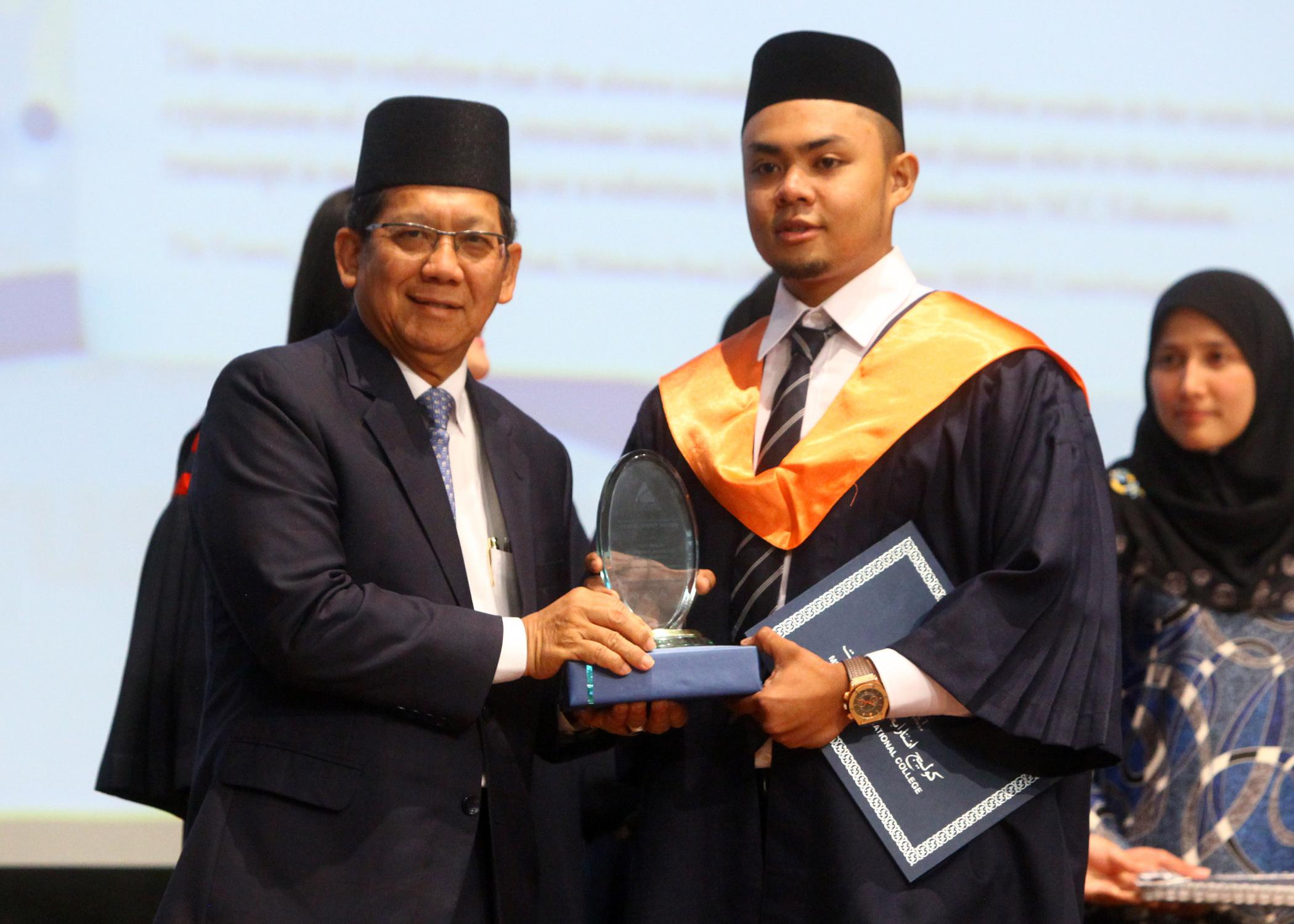 Berita - Konvokesyen 373 graduan Kolej Antarabangsa...