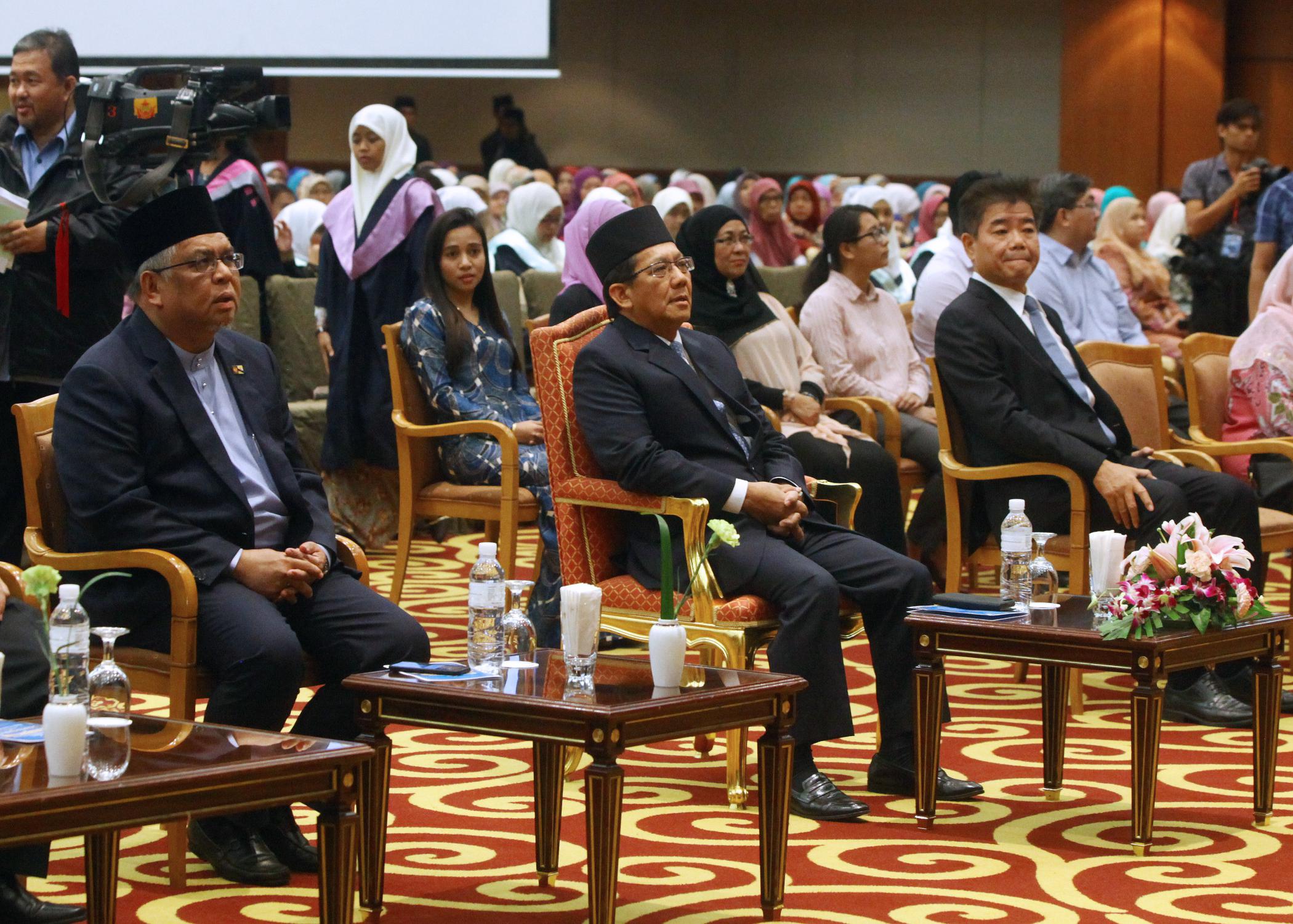 Berita - Konvokesyen 373 graduan Kolej Antarabangsa...