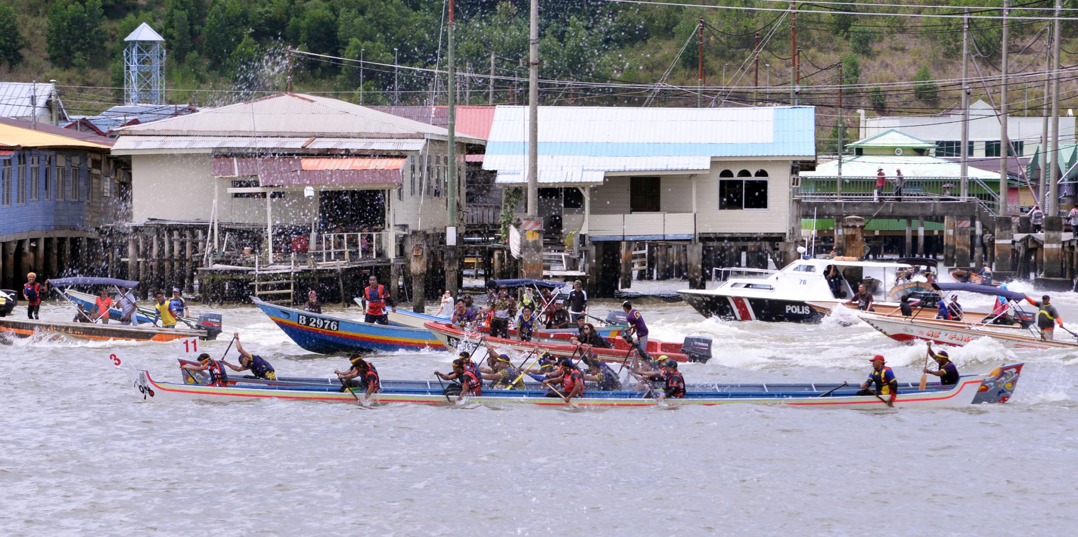 Berita - Pasukan Majlis Lumba Perahu Lela Cheteria...