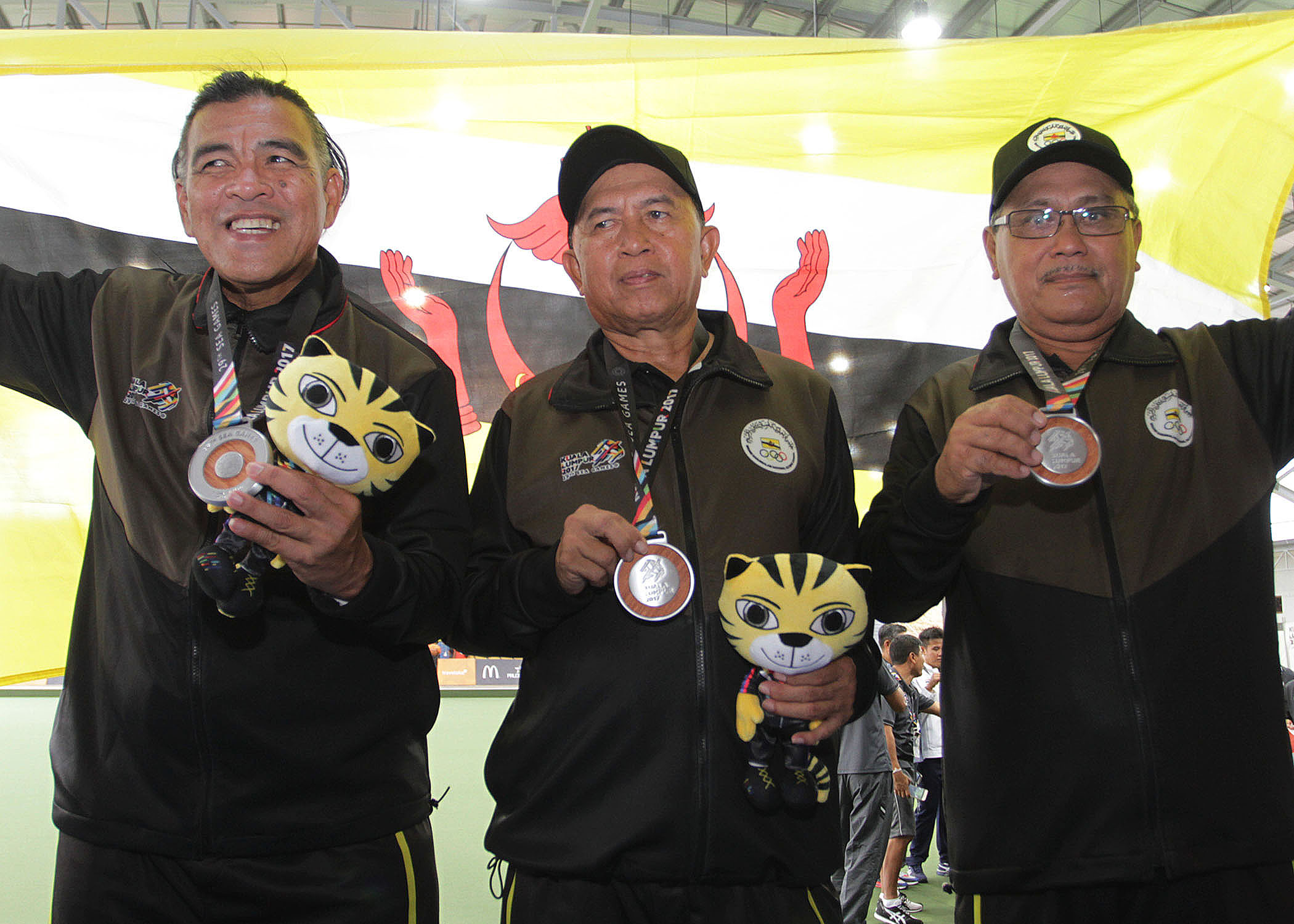 Berita - Boling padang hadiah perak buat negara