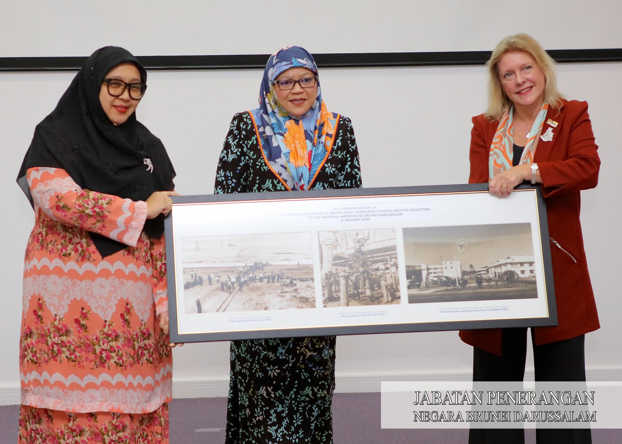 Berita 2021b - Arkib Negara terima gambar koleksi Arkib...