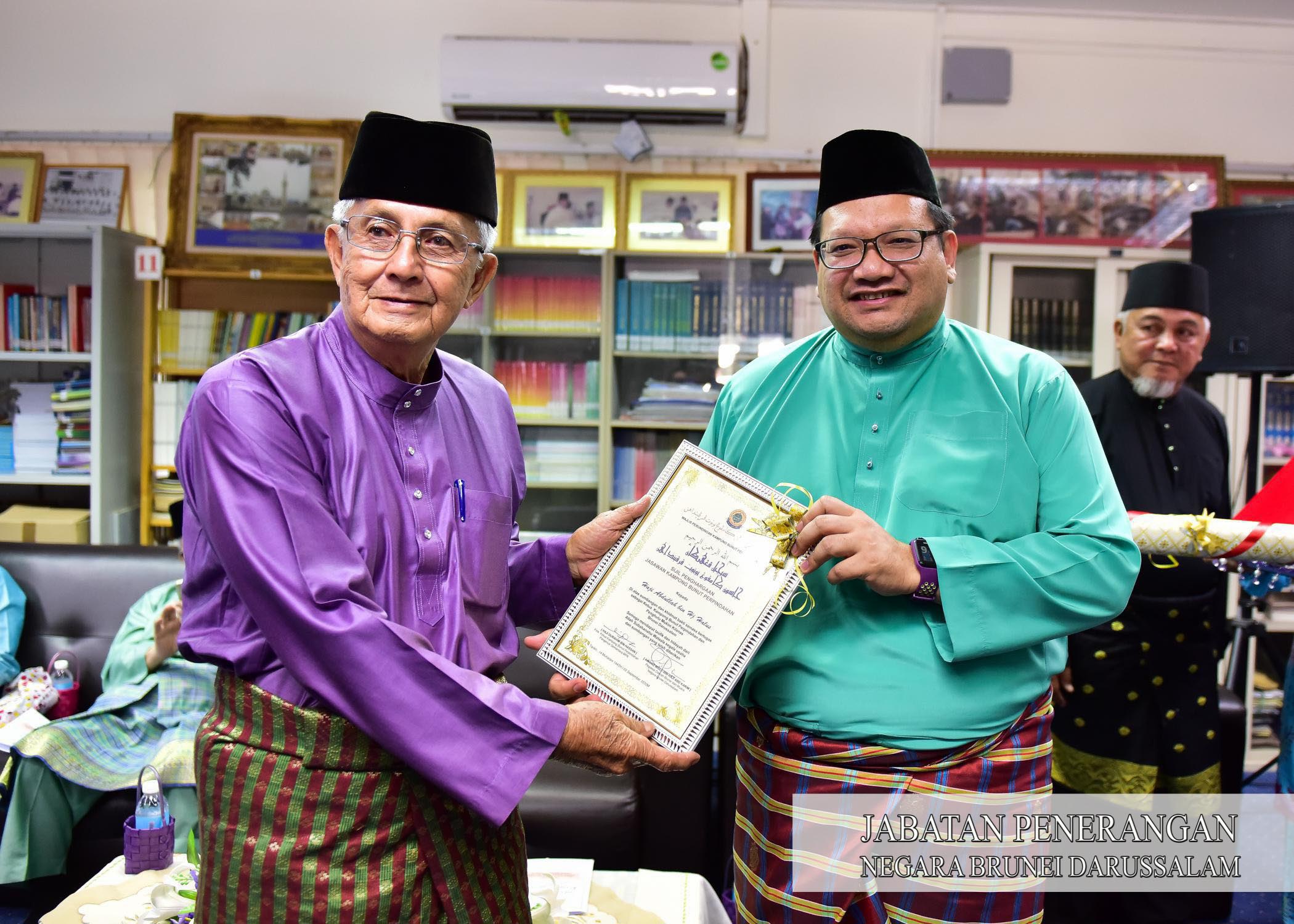 Berita 2021b - Penghargaan warga kampung yang berjasa