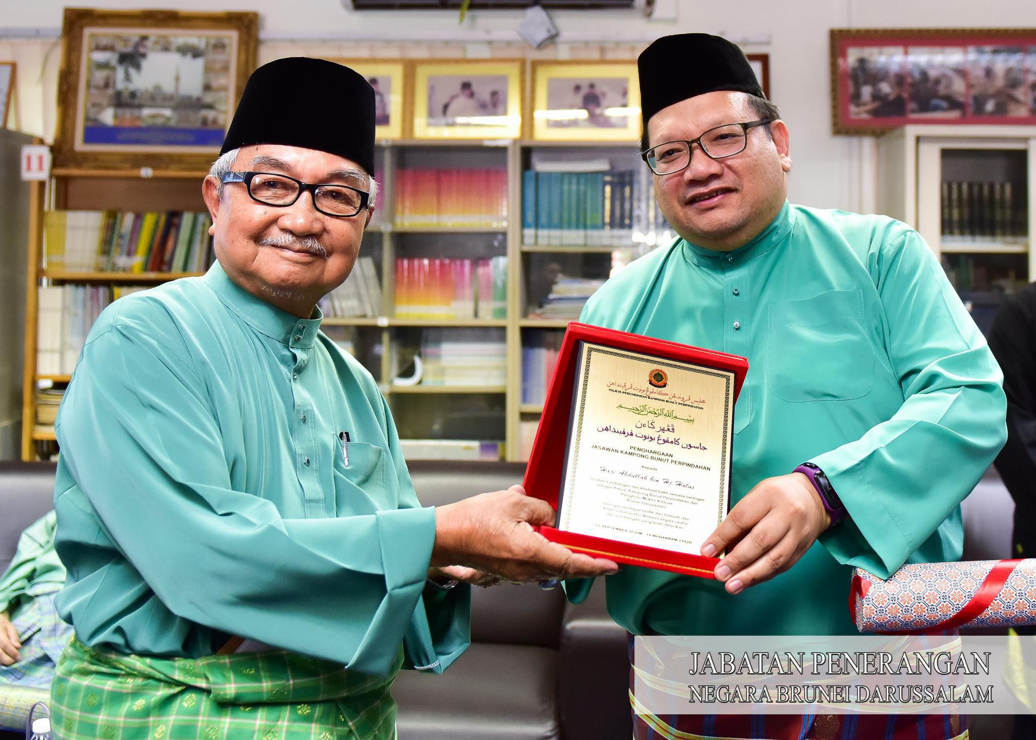 Berita 2021b - Penghargaan warga kampung yang berjasa