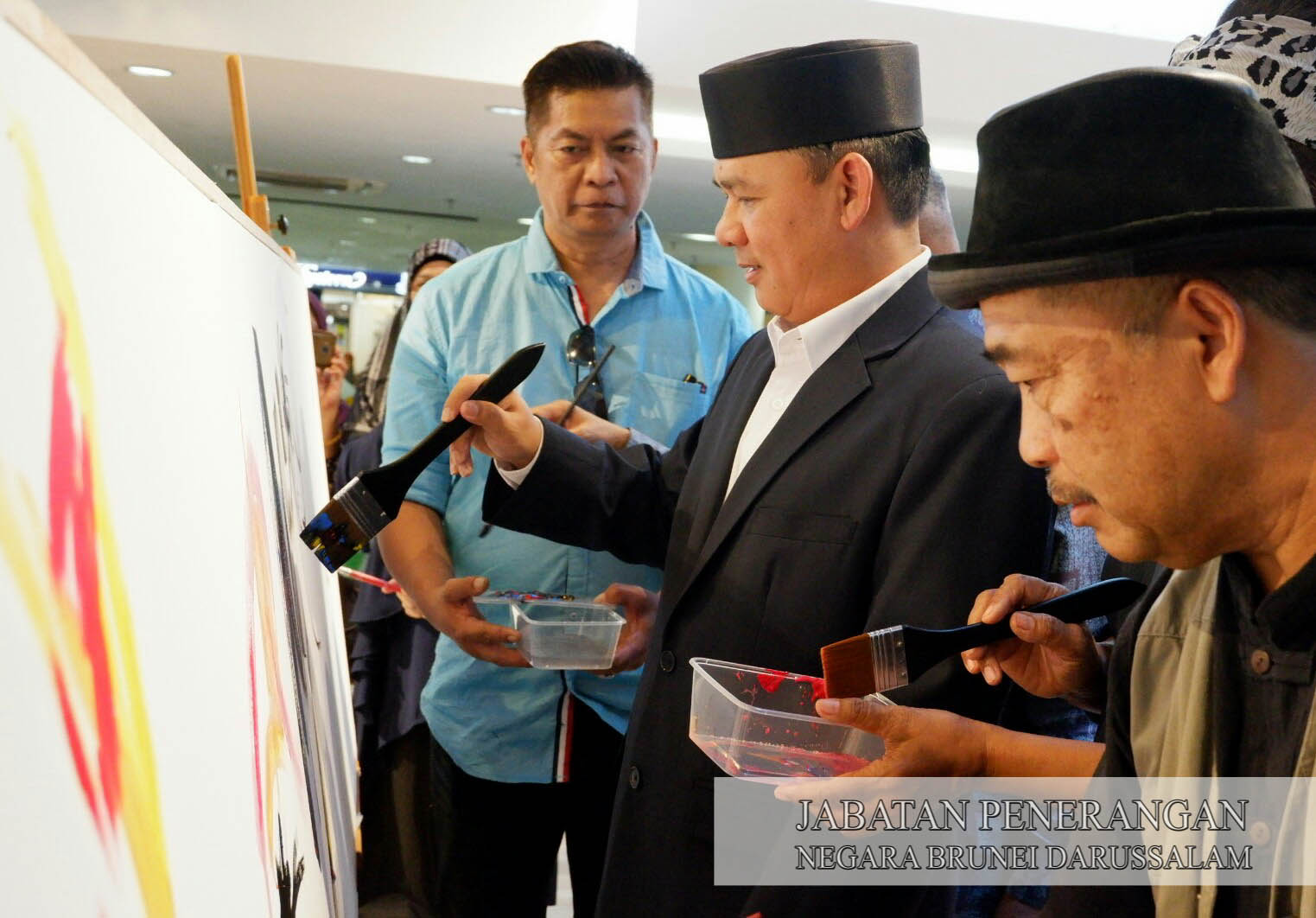 Berita 2021b - Mengetengahkan hasil seni pelukis tempatan...