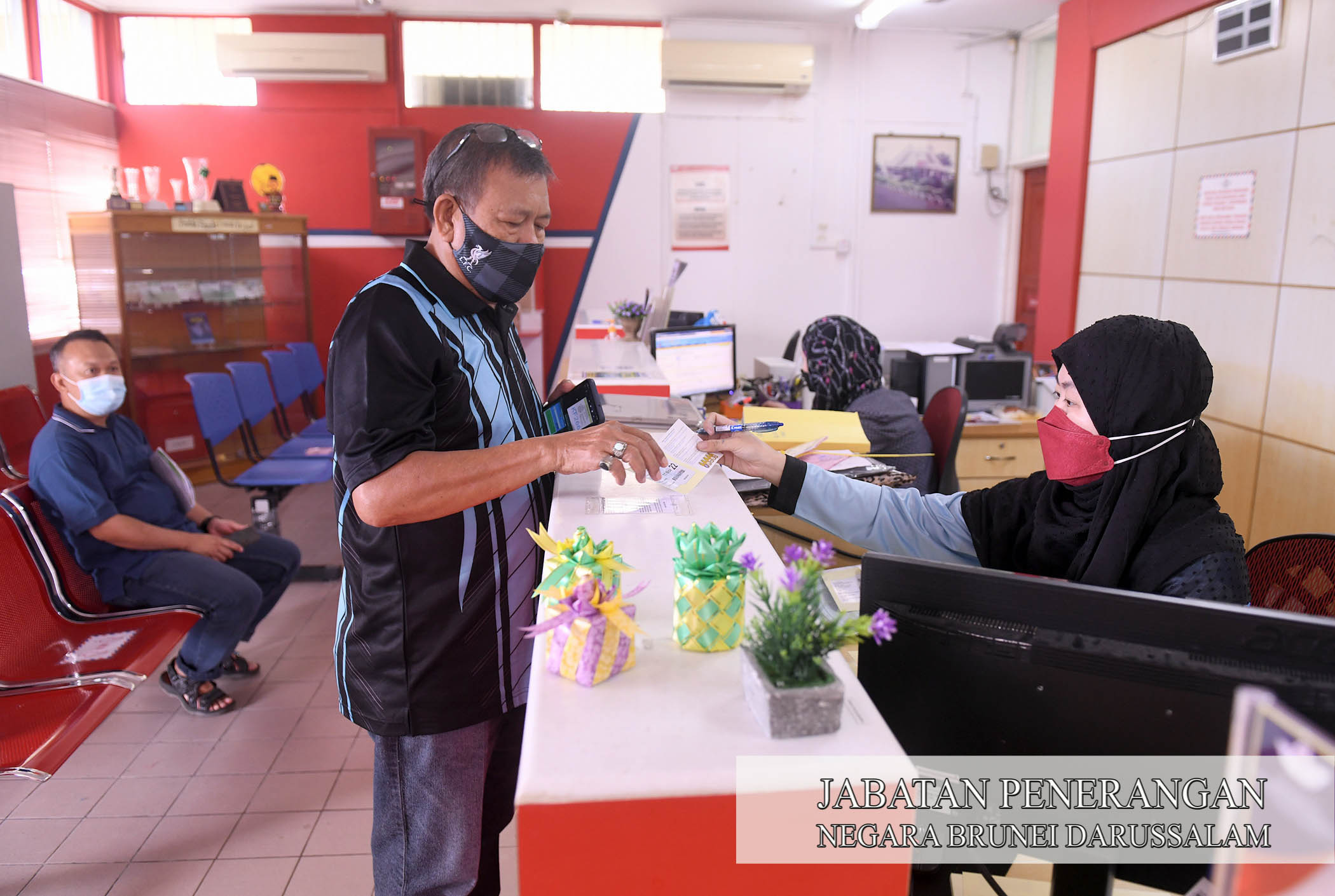 Berita 2021c - Perkhidmatan kaunter, dalam talian mudahkan...