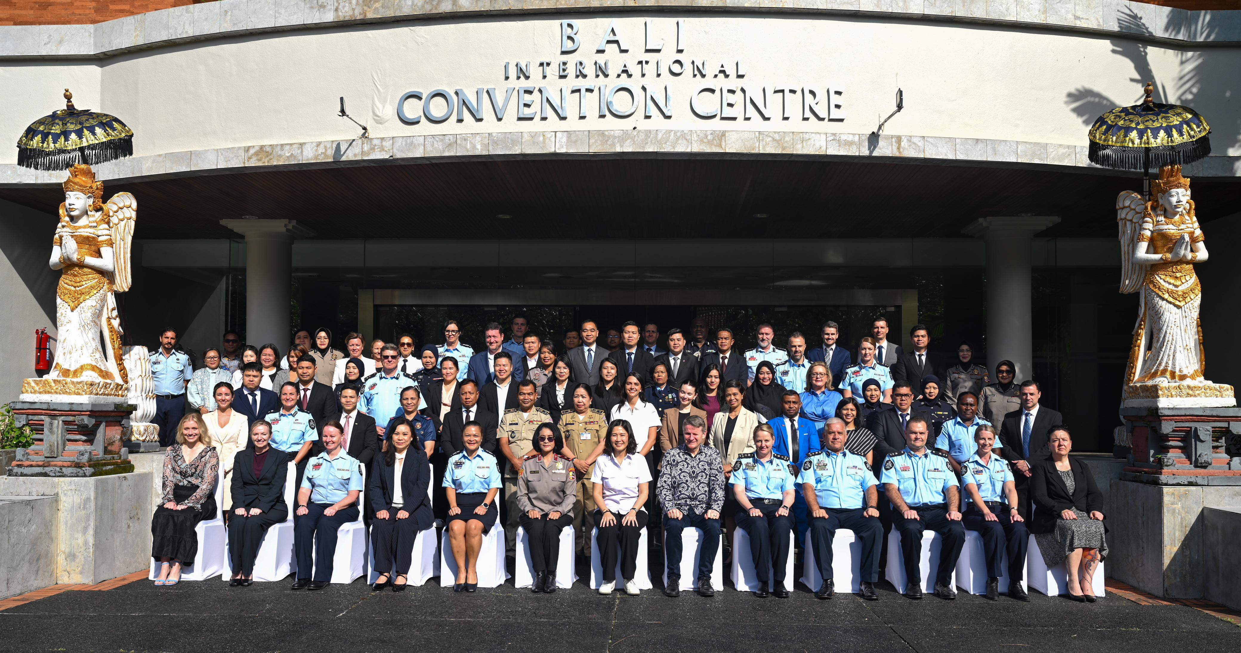 Berita Terkini - Dialog ketengahkan kerjasama tangani isu...