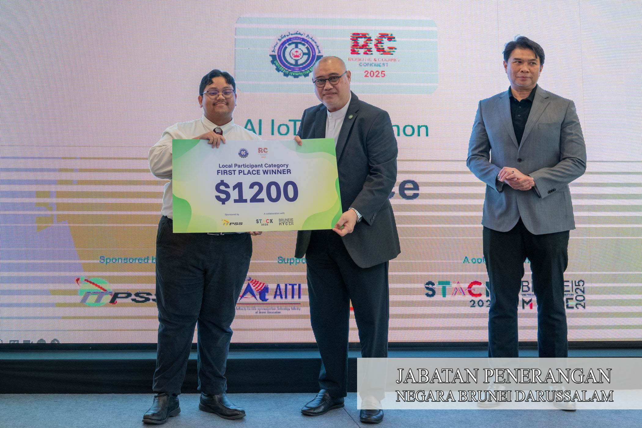 Berita Terkini - Pemenang STACK 2025 terima hadiah